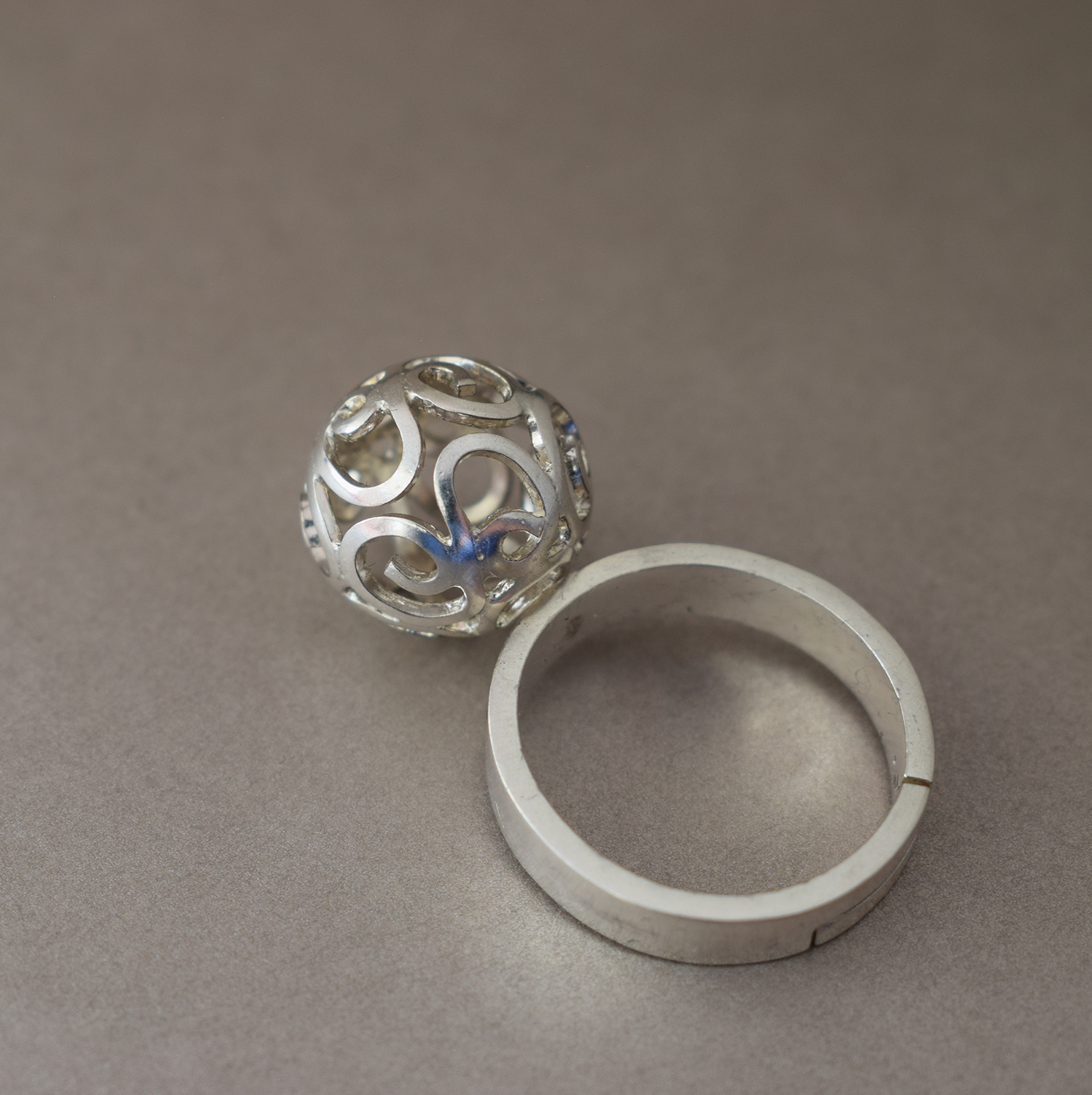 Anillo Globo – Sattva Rosas Colombia